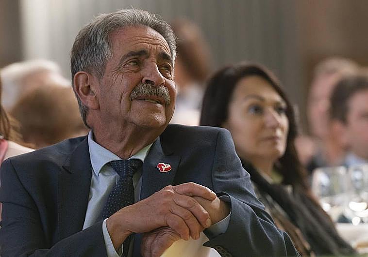 Polémica por un vídeo de Revilla cantando en un hospital sin mascarilla | El Comercio: Diario de ...